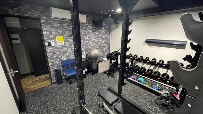 【ハコジム森小路店ルーム3】フリーウェイト中心の個室プライベートジム!人の目を気にせずフリーウェイトトレーニングをしよう!の写真2