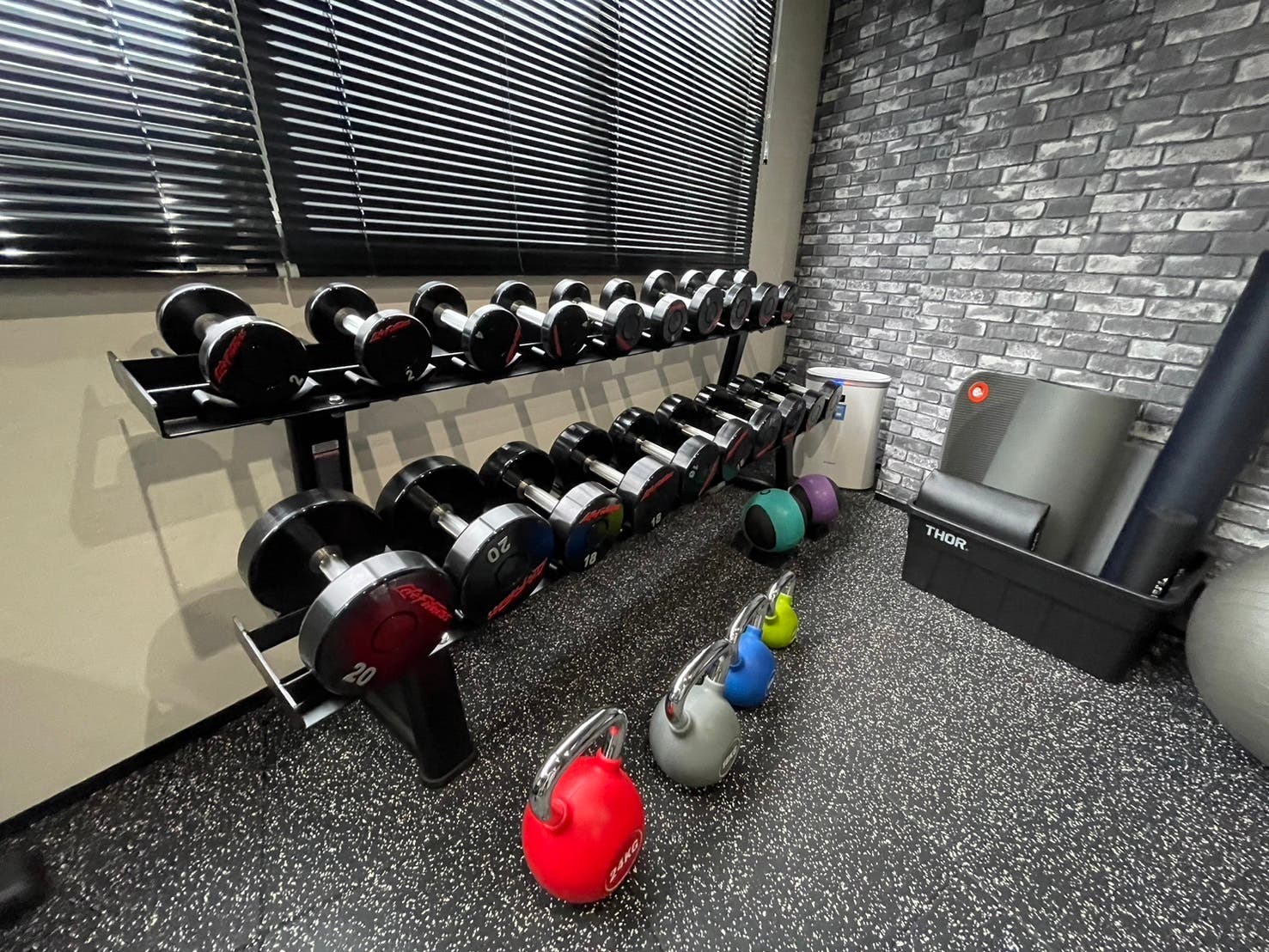【ハコジム布施店ルーム2】フリーウェイト中心の個室プライベートジム！人の目を気にせずフリーウェイトトレーニングをしよう！の写真5