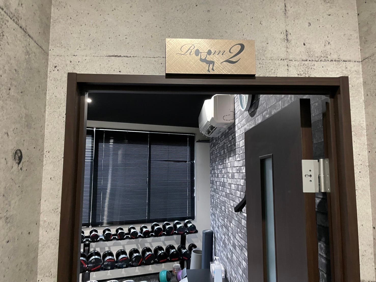 【ハコジム布施店ルーム2】フリーウェイト中心の個室プライベートジム！人の目を気にせずフリーウェイトトレーニングをしよう！の写真11