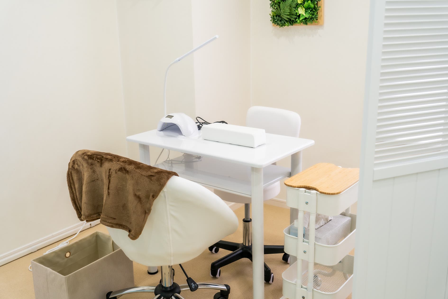 【関内駅徒歩2分】【横浜市】ネイル専用レンタルサロンMieux Bブース｜(×貸切)(横浜駅から2駅)アクリル可の写真1