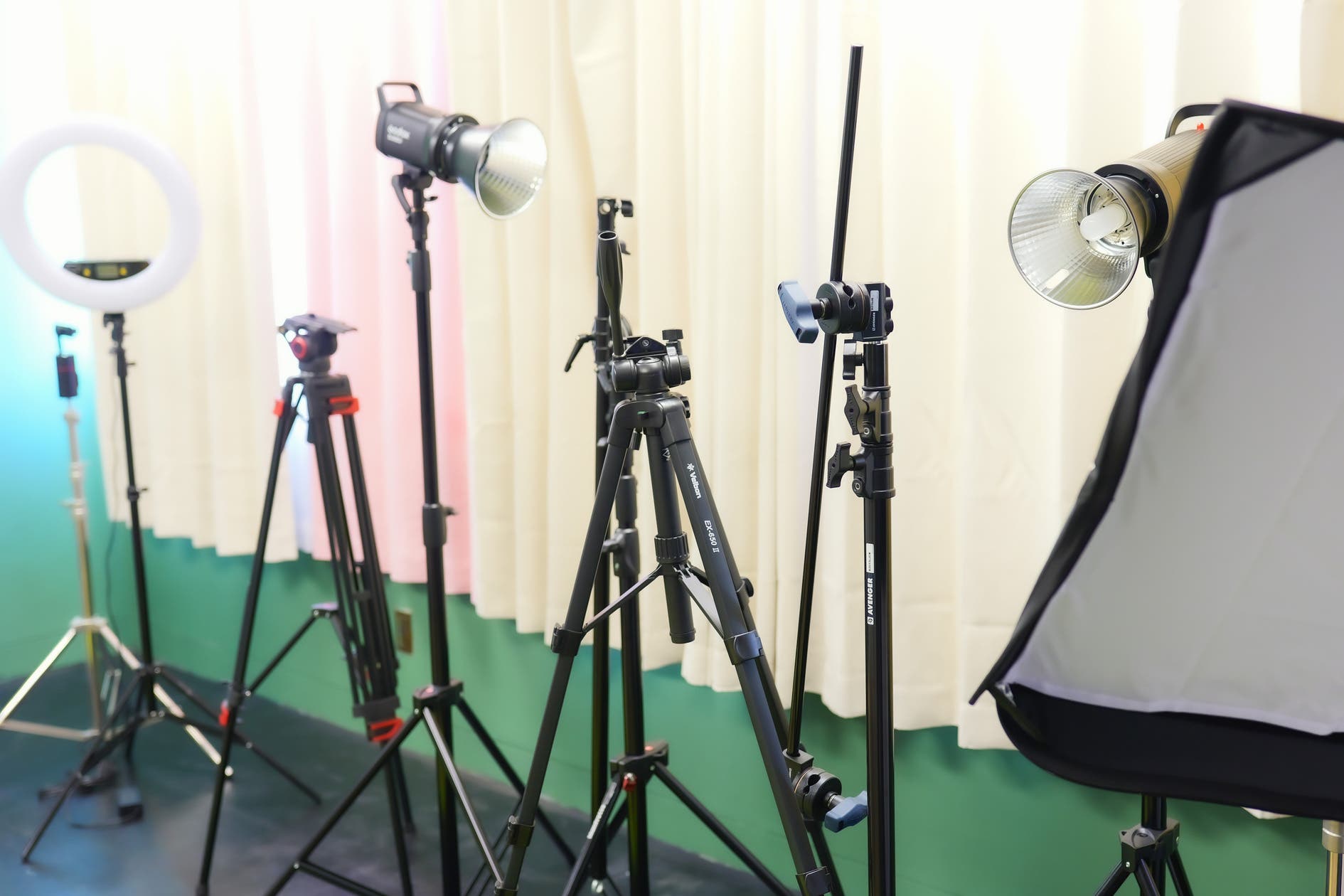 【控室有】モルタル・クンクリート・漆喰壁のある撮影スタジオ/コニカルスヌート/スワッグ/観葉植物/自然光の写真20