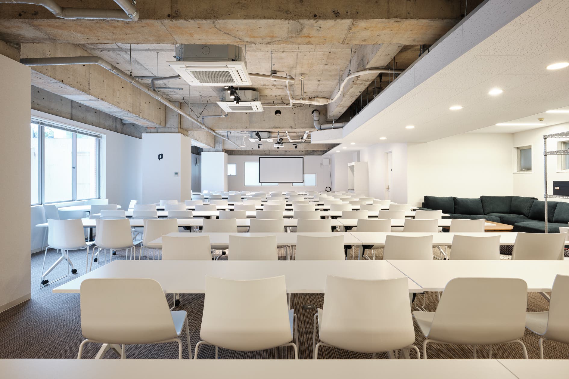 表参道駅徒歩1分の好立地。質の高いデザイナーズ家具を用意した最大124名用スペース。の写真4