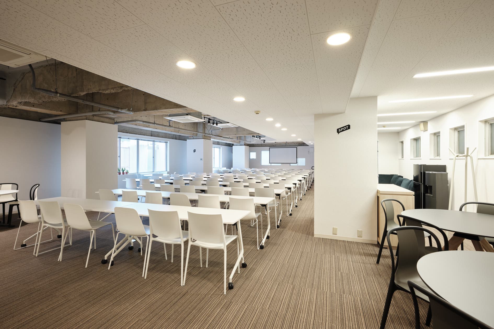 表参道駅徒歩1分の好立地。質の高いデザイナーズ家具を用意した最大124名用スペース。の写真5