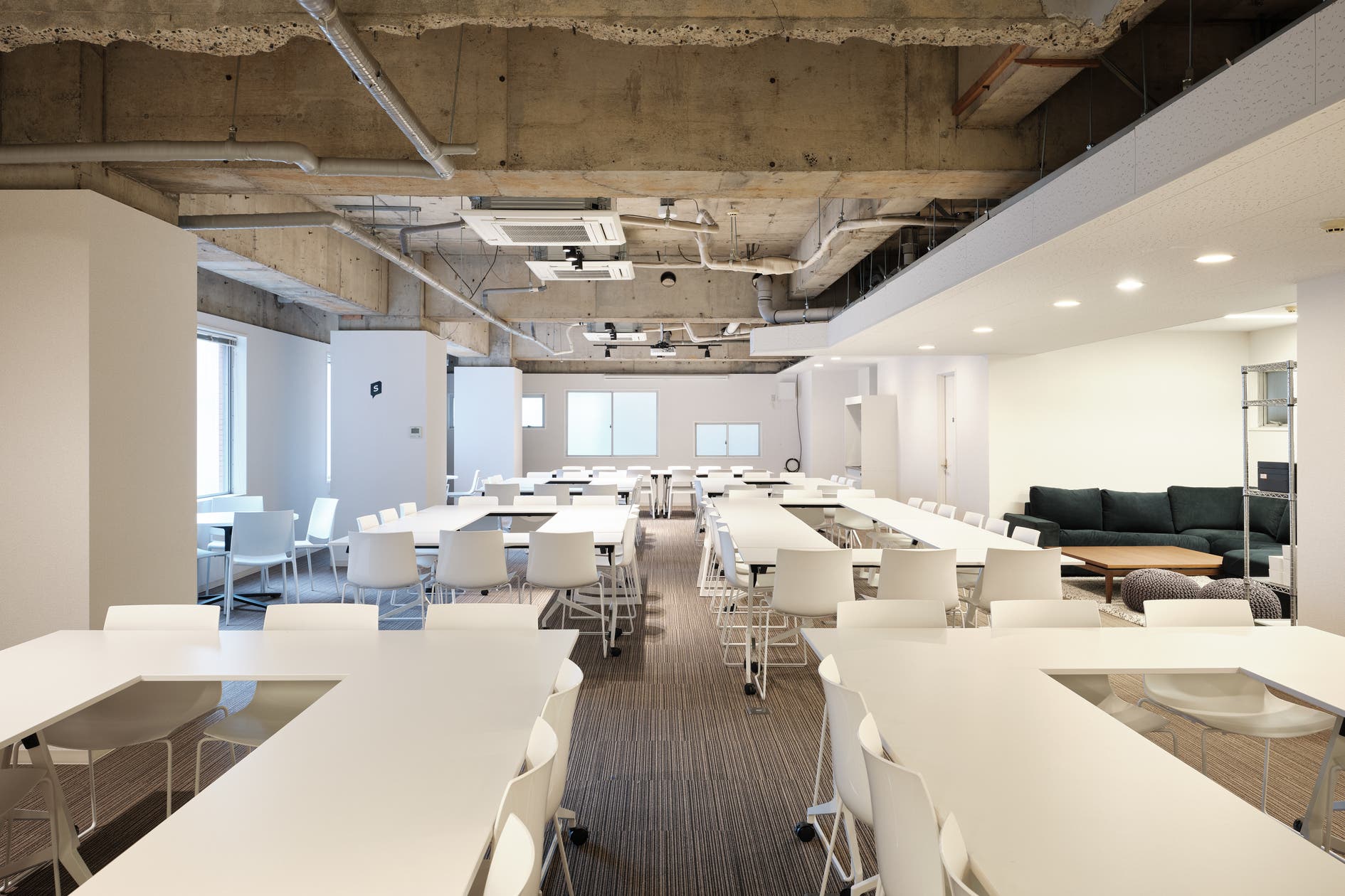表参道駅徒歩1分の好立地。質の高いデザイナーズ家具を用意した最大124名用スペース。の写真6