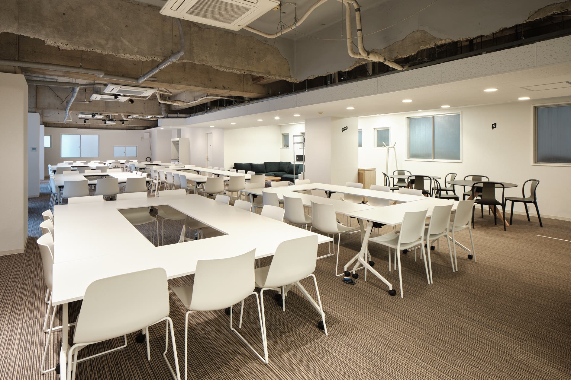 表参道駅徒歩1分の好立地。質の高いデザイナーズ家具を用意した最大124名用スペース。の写真7