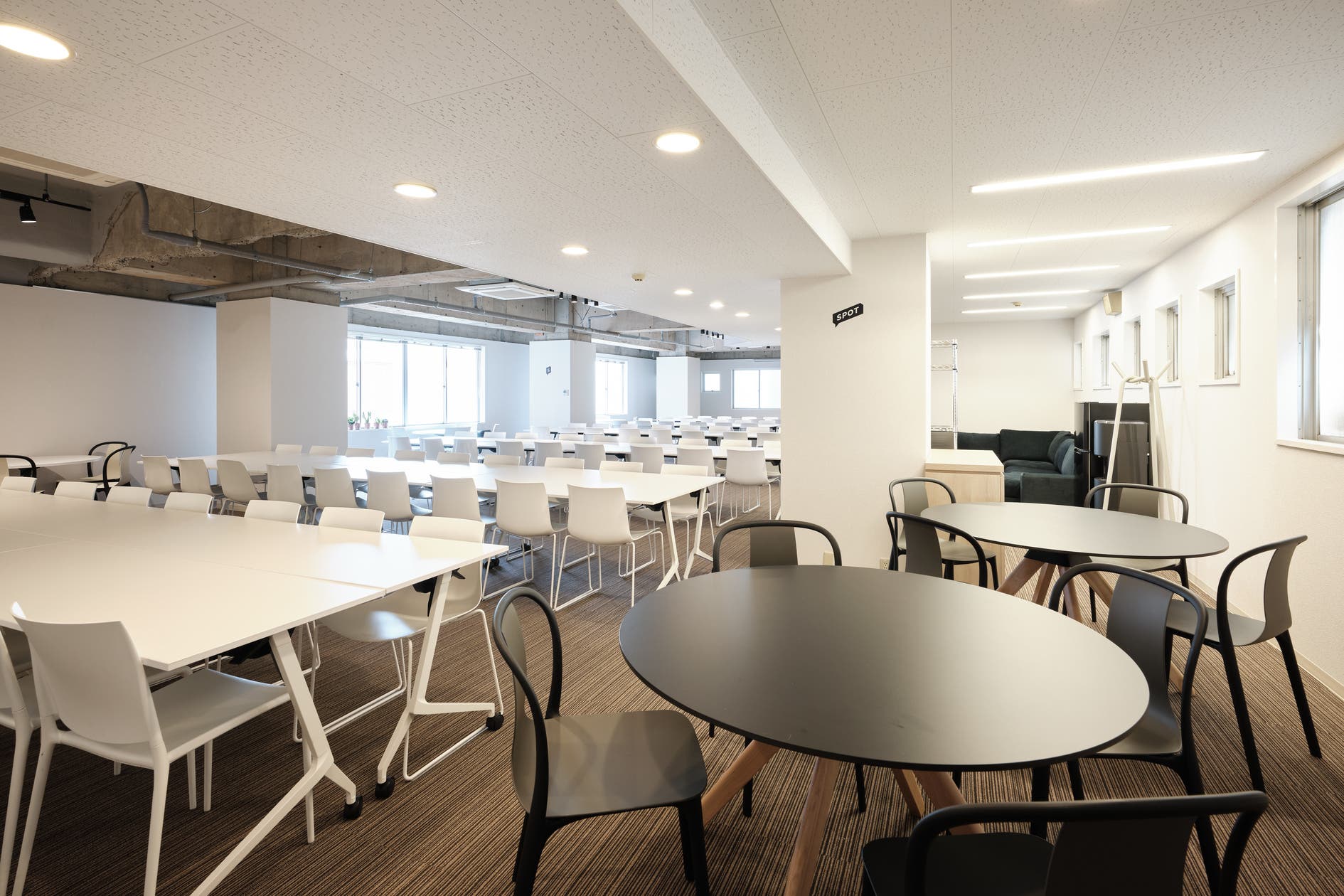 表参道駅徒歩1分の好立地。質の高いデザイナーズ家具を用意した最大124名用スペース。の写真11