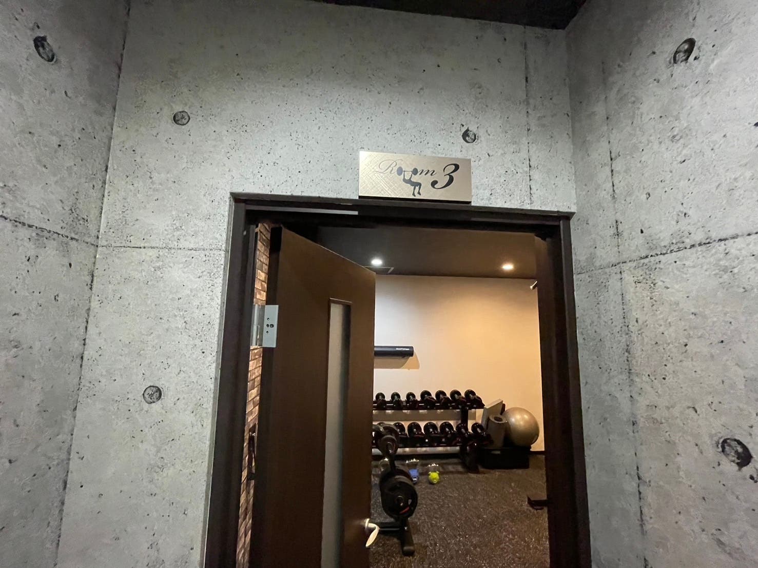 【ハコジム都島店ルーム3】フリーウェイト中心の個室プライベートジム！人の目を気にせずフリーウェイトトレーニングをしよう！の写真6