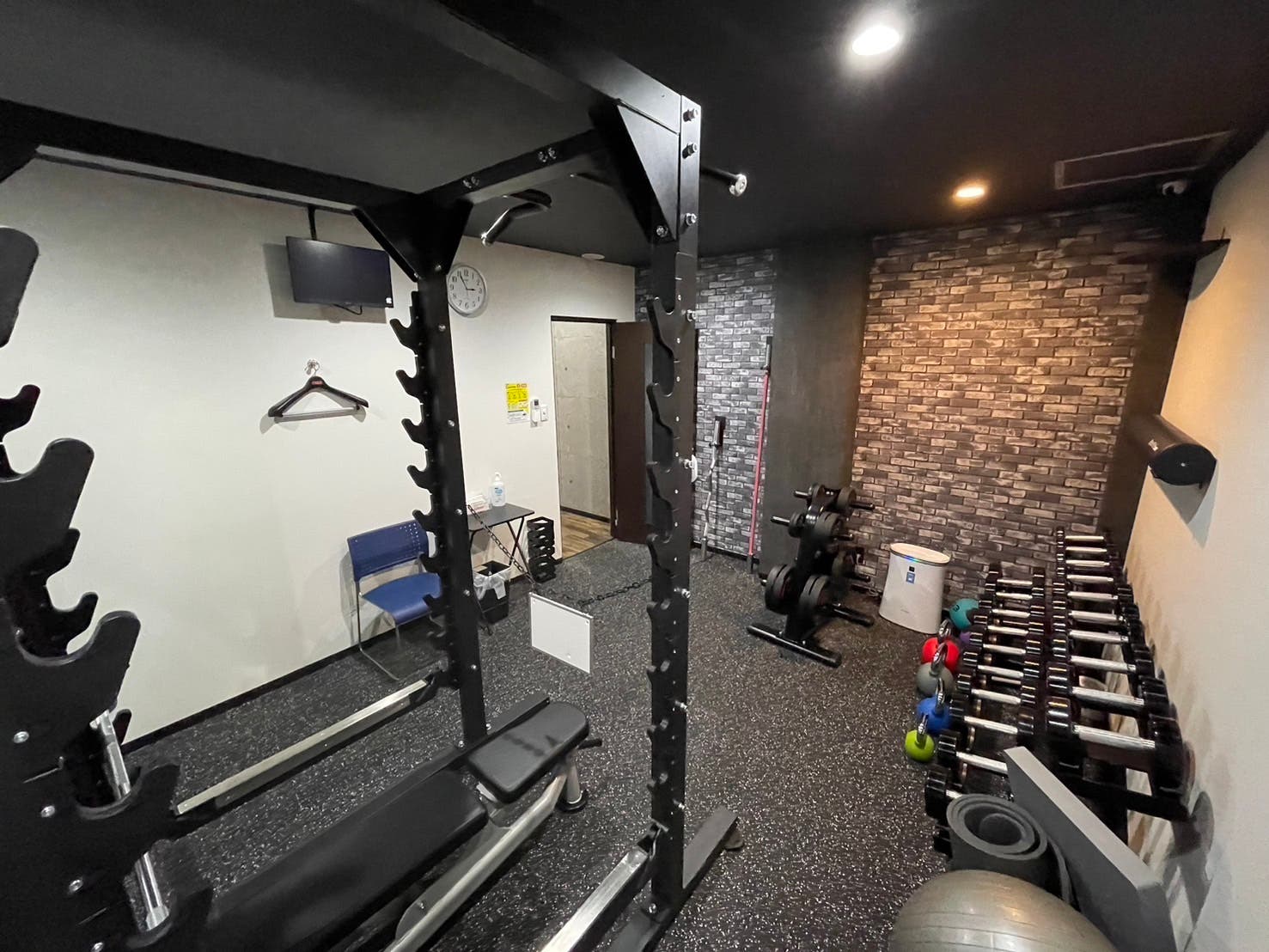【ハコジム都島店ルーム3】フリーウェイト中心の個室プライベートジム！人の目を気にせずフリーウェイトトレーニングをしよう！の写真3