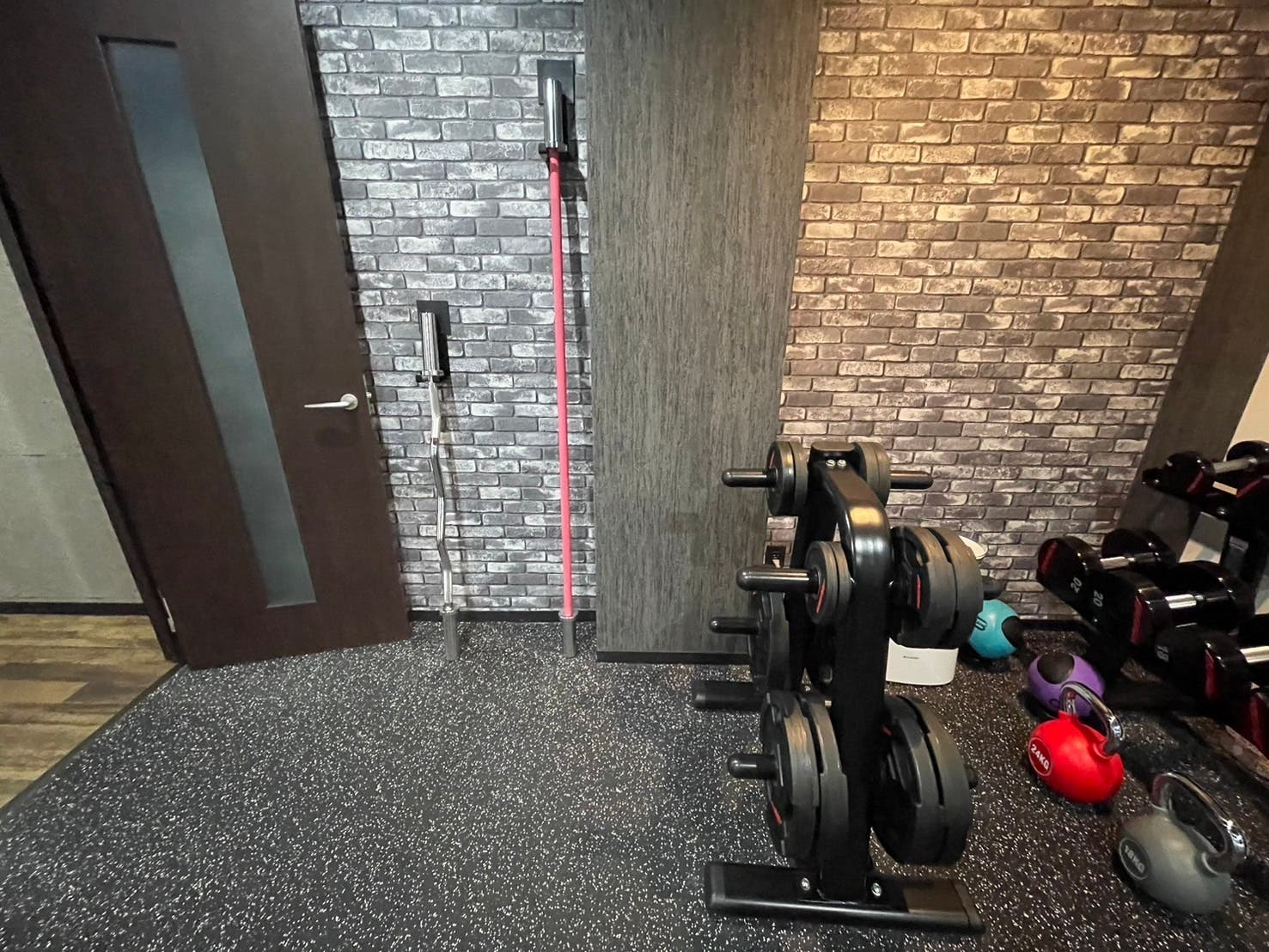 【ハコジム都島店ルーム3】フリーウェイト中心の個室プライベートジム！人の目を気にせずフリーウェイトトレーニングをしよう！の写真5