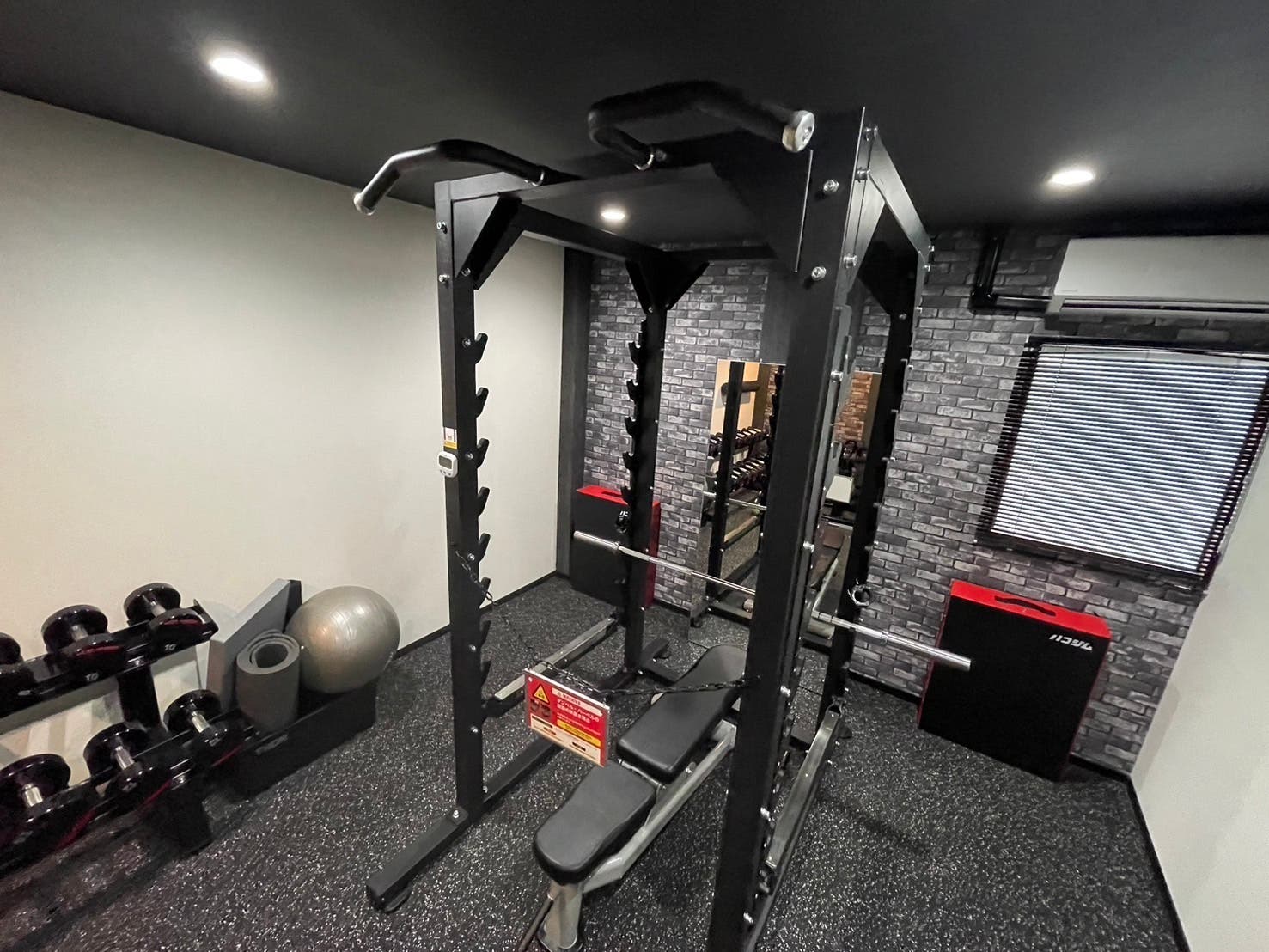 【ハコジム都島店ルーム3】フリーウェイト中心の個室プライベートジム！人の目を気にせずフリーウェイトトレーニングをしよう！の写真7