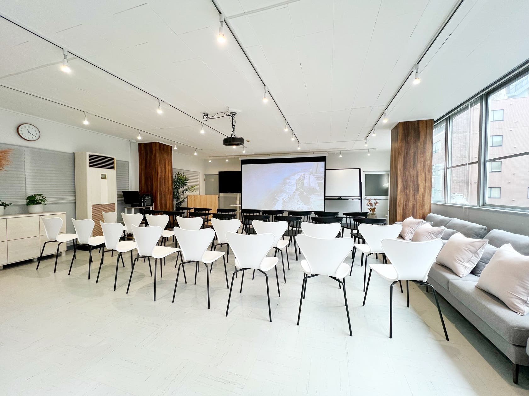 🎄クリスマス＆忘年会🥂神田駅1分🚶‍♂️最大48名🪑120㌅スクリーン＆65型モニター🎤24時間[26]の写真13