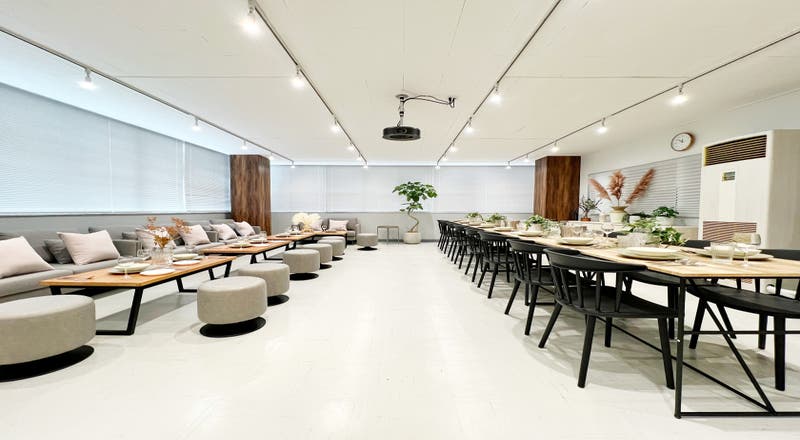神田駅徒歩1分｜社内イベント🥂打ち上げ🍻セミナー・研修💻最大48名🪑120㌅スクリーン＆65型モニター🎤24h[26]