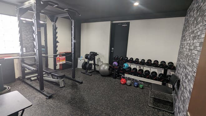 【ハコジム高宮店ルーム4】フリーウェイト中心の個室プライベートジム!人の目を気にせずフリーウェイトトレーニングをしよう!の写真1