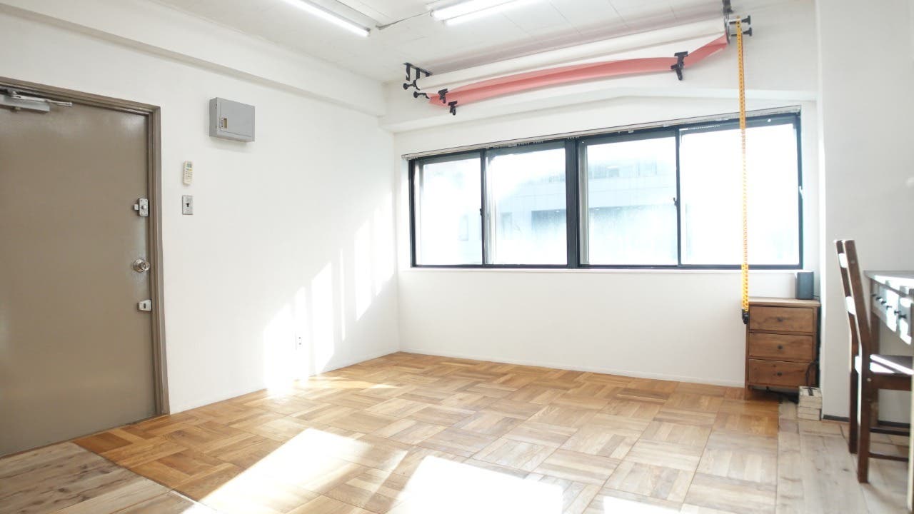 【恵比寿5分】２面採光｜白壁＋フラワーウォール｜撮影機材・背景紙無料【アパレル｜ポートレート】の写真9