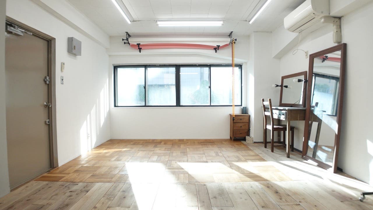 【恵比寿5分】２面採光｜白壁＋フラワーウォール｜撮影機材・背景紙無料【アパレル｜ポートレート】の写真10