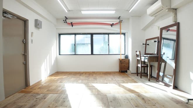 【恵比寿5分】2面採光|白壁+フラワーウォール|撮影機材・背景紙無料【アパレル|ポートレート】の写真10