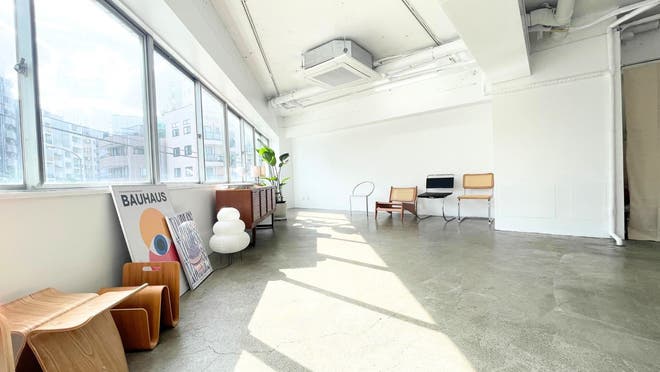 【NEW】自然光◎コンクリ床・白壁・南&南西向き【アパレル|化粧品|生活雑貨|物撮り 】神楽坂駅徒歩7分 早稲田駅6分の写真2