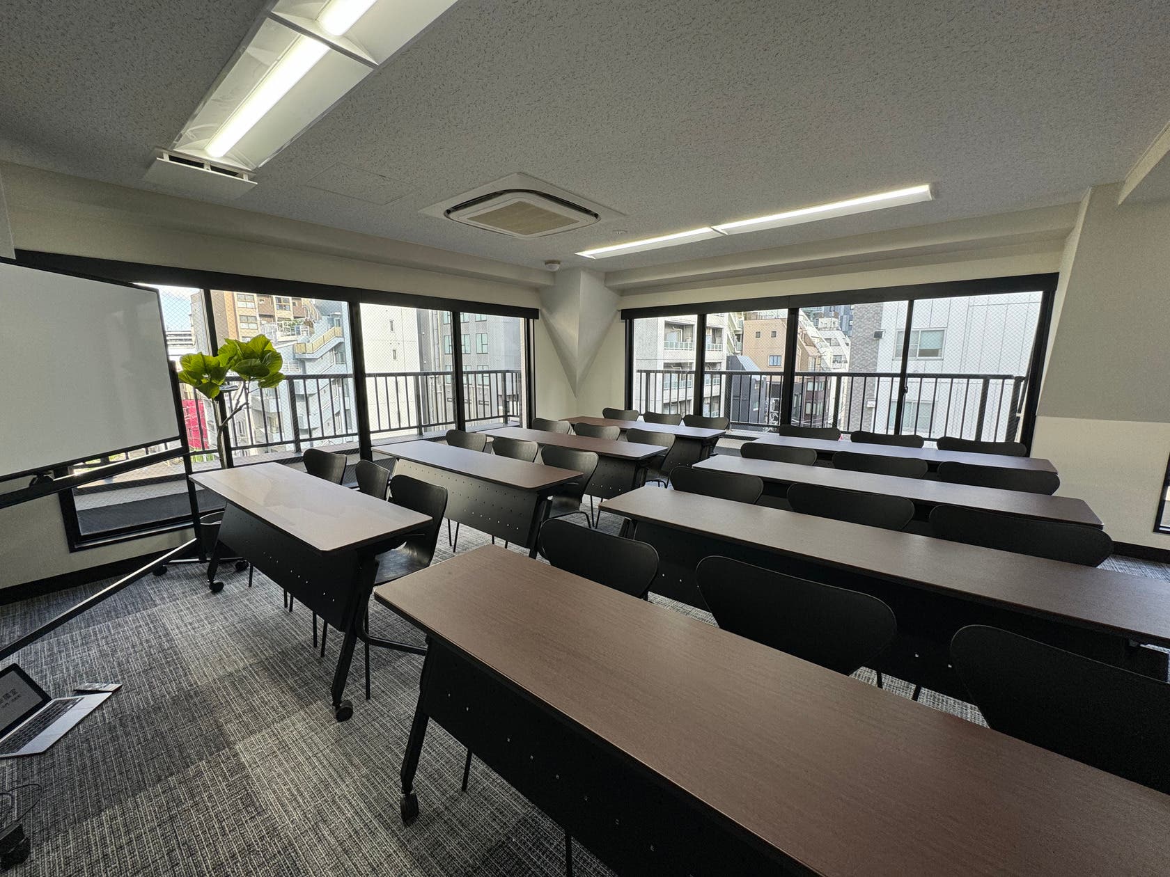 浜松町駅徒歩4分｜最大31名｜セミナー、懇親会、ゲーム、推し活、撮影、休憩室の利用に最適！ワンコイン会議室 大門・浜松町の写真4