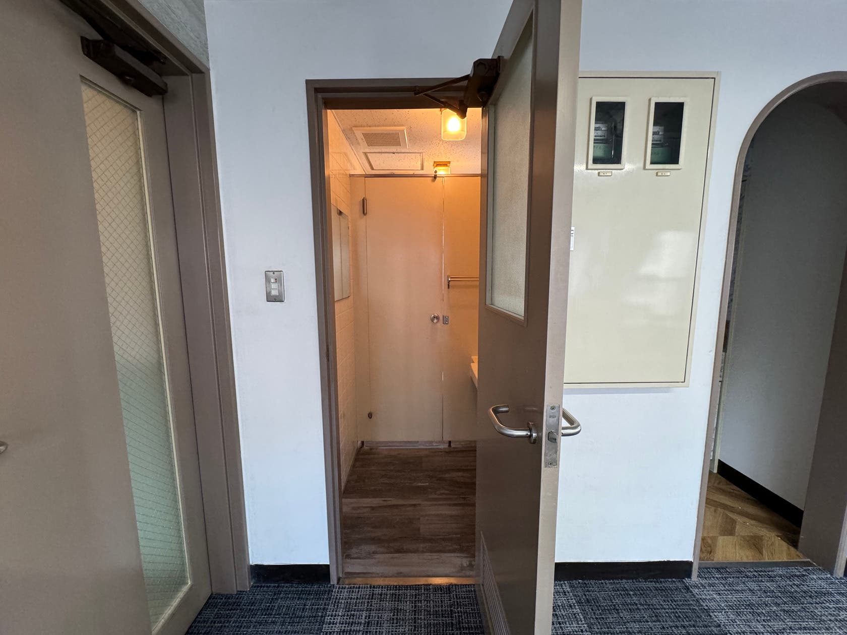 浜松町駅徒歩4分｜最大31名｜セミナー、懇親会、ゲーム、推し活、撮影、休憩室の利用に最適！ワンコイン会議室 大門・浜松町の写真11