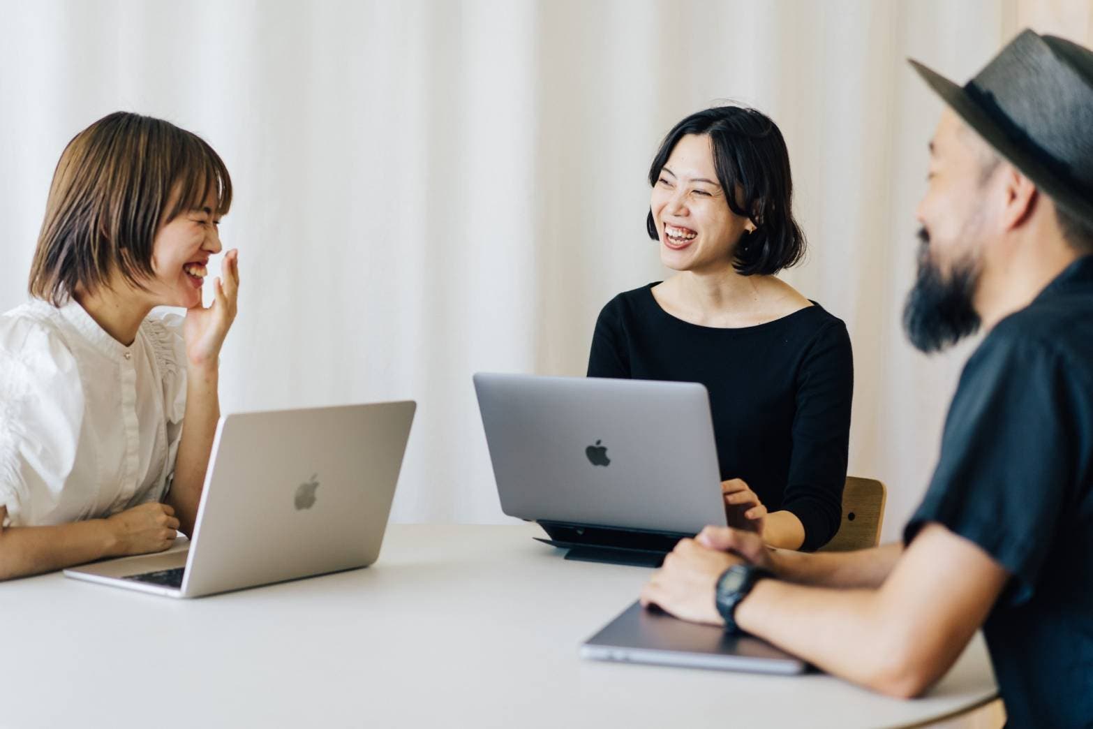 【8名様までのミーティングなどにおすすめ！】落ち着きを感じられる明るいお部屋でコミュニケーションがはかどる会議プランの写真2