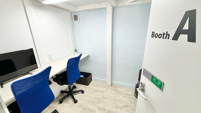 【成田駅から徒歩7分!!駐車場有】モニター付き!完全個室ブースAの写真1