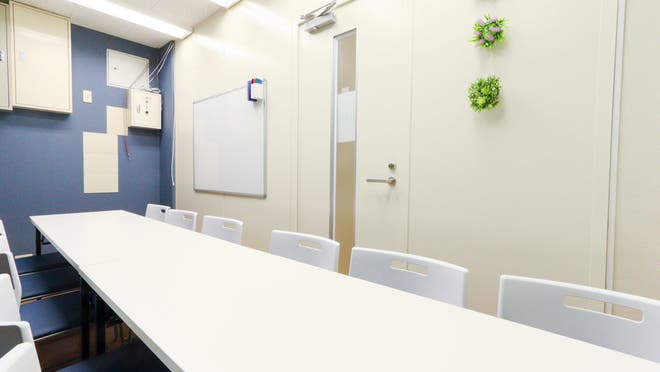 【梅田駅地下街出口から徒歩10秒!梅田駅最高の立地!12名利用可】モニター・WiFi全て無料!ふれあい貸し会議室 梅田No110の写真2