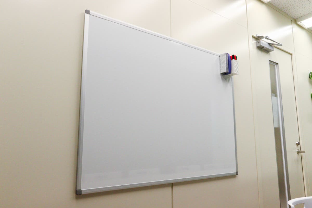 【梅田駅地下街出口から徒歩10秒！梅田駅最高の立地！12名利用可】モニター・WiFi全て無料！ふれあい貸し会議室 梅田No110の写真6