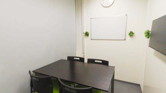 【梅田駅地下街出口から徒歩10秒!梅田駅最高の立地!4名利用可!】モニター・WiFi全て無料!ふれあい貸し会議室 梅田No112の写真2