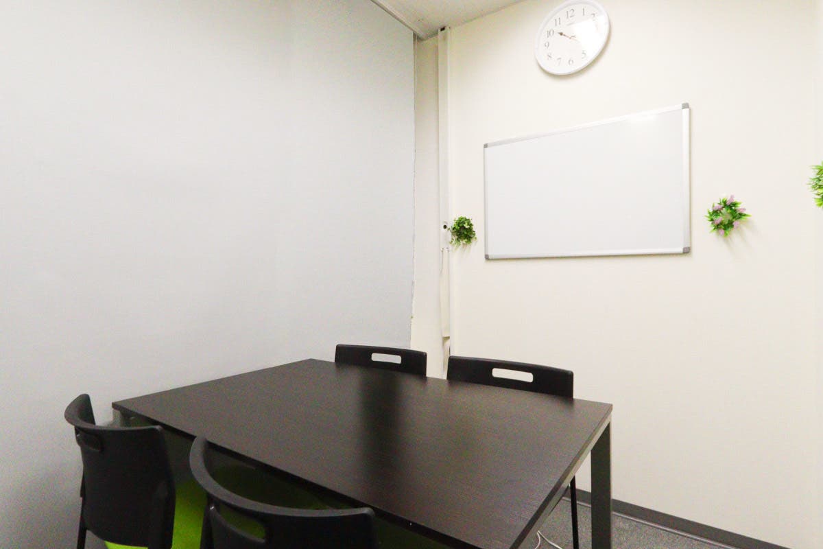 【梅田駅地下街出口から徒歩10秒！梅田駅最高の立地！4名利用可！】モニター・WiFi全て無料！ふれあい貸し会議室 梅田No112の写真5