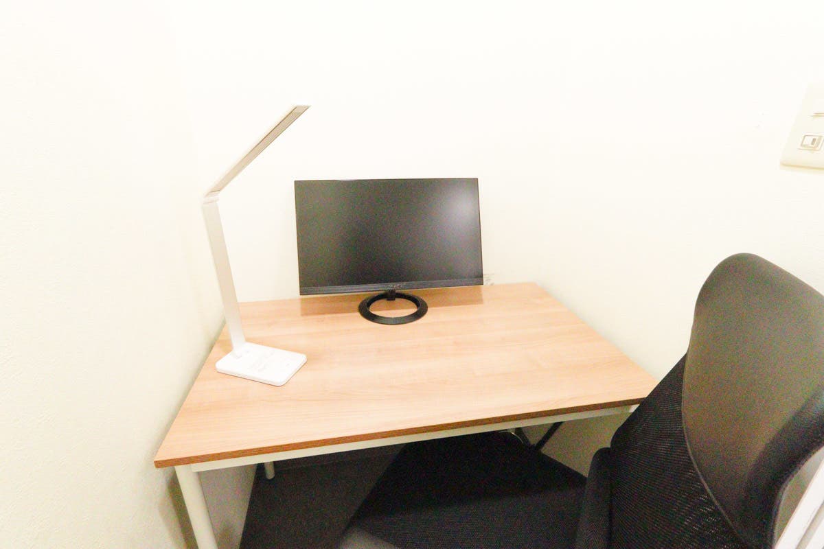 【梅田駅地下街出口から10秒！梅田駅最高の立地！1名用完全個室！】モニター・WiFi全て無料！ふれあい貸し会議室 梅田No113の写真1