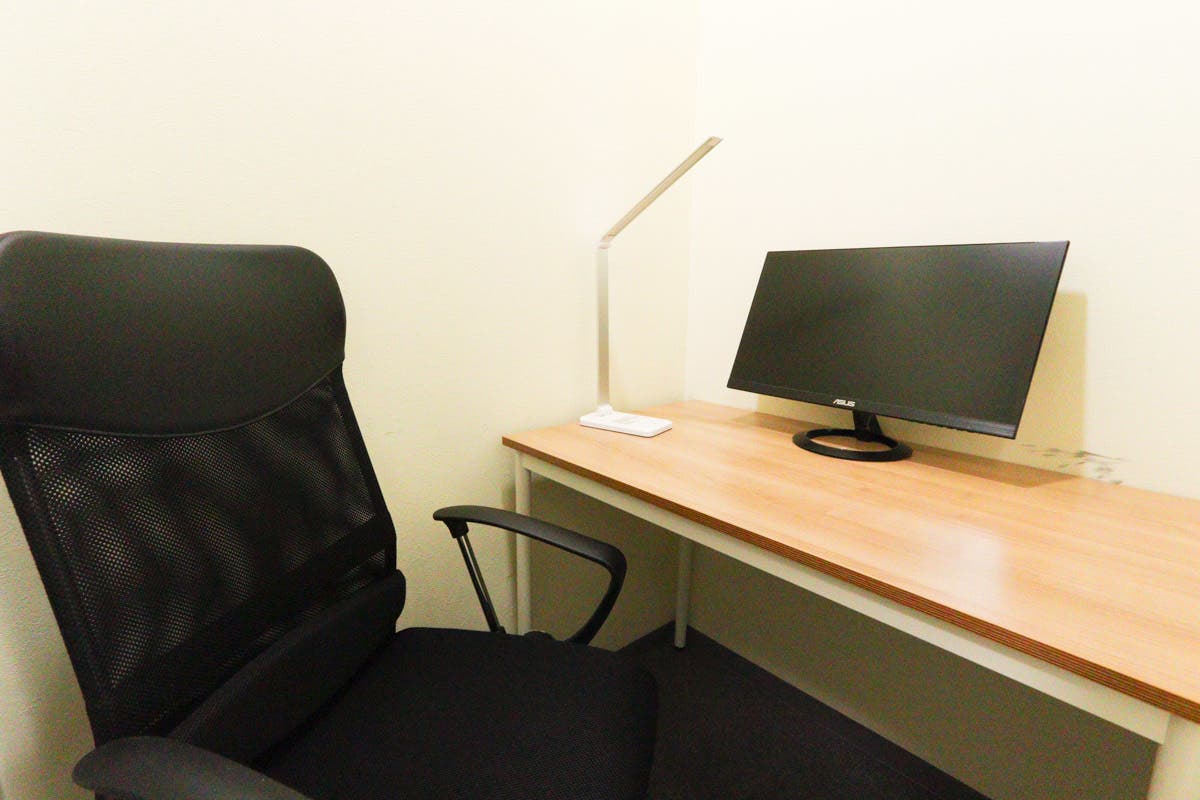 【梅田駅地下街出口から10秒！梅田駅最高の立地！1名用完全個室！】モニター・WiFi全て無料！ふれあい貸し会議室 梅田No113の写真2