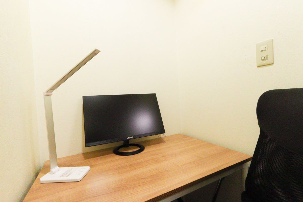 【梅田駅地下街出口から10秒！梅田駅最高の立地！1名用完全個室！】モニター・WiFi全て無料！ふれあい貸し会議室 梅田No113の写真3