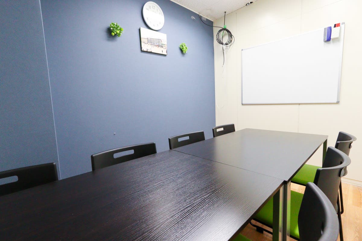 【梅田駅地下街出口から徒歩10秒！梅田駅最高の立地！8名利用可！】モニター・WiFi全て無料！ふれあい貸し会議室 梅田No109の写真5