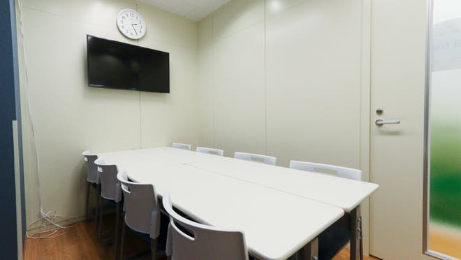 【梅田駅地下街出口から徒歩10秒!梅田駅最高の立地!8名利用可!】モニター・WiFi全て無料!ふれあい貸し会議室 梅田No108の写真3