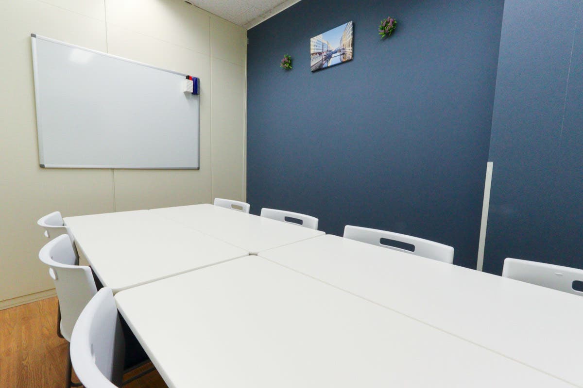 【梅田駅地下街出口から徒歩10秒！梅田駅最高の立地！8名利用可！】モニター・WiFi全て無料！ふれあい貸し会議室 梅田No108の写真5