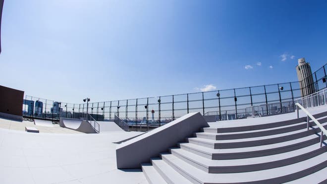 お台場にあるレインボーブリッジからの夜景が望める屋上のスケートパーク。の写真3