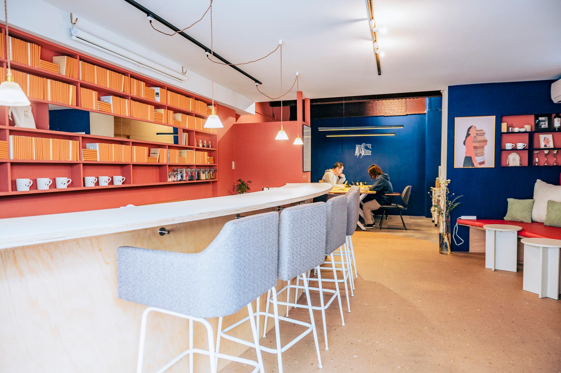 読書会・撮影に◎採光抜群、市ヶ谷徒歩6分のブックカフェの写真1