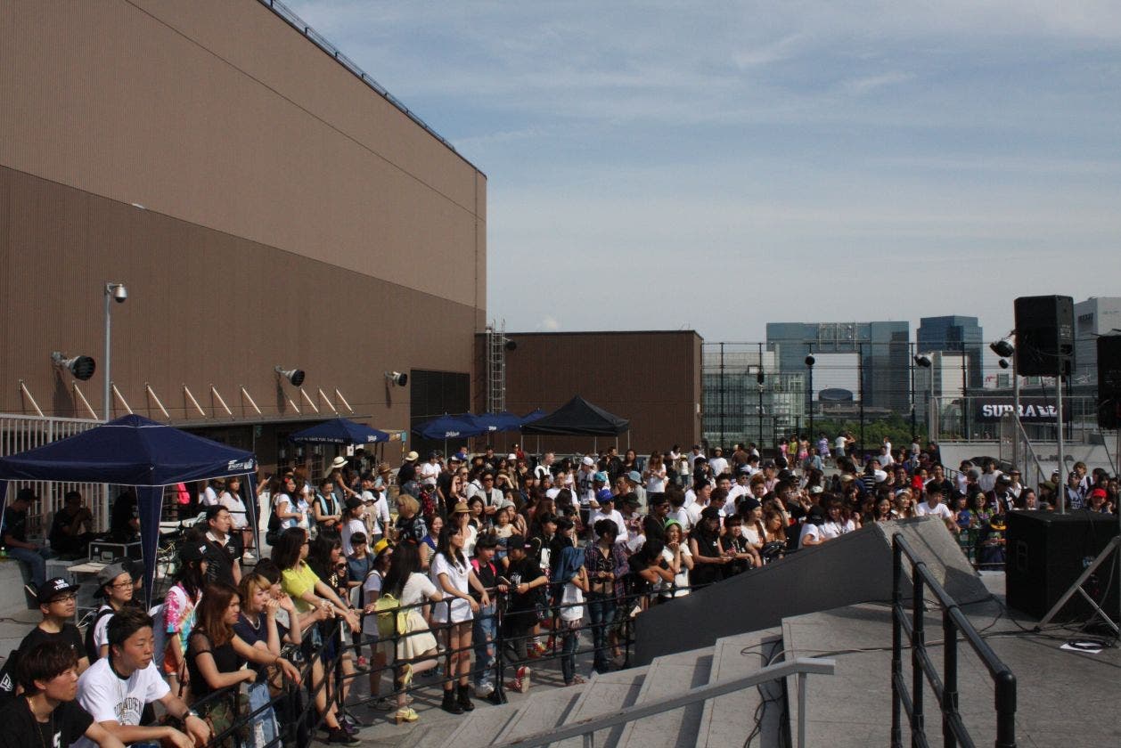 お台場にあるレインボーブリッジからの夜景が望める屋上のスケートパーク。の写真5