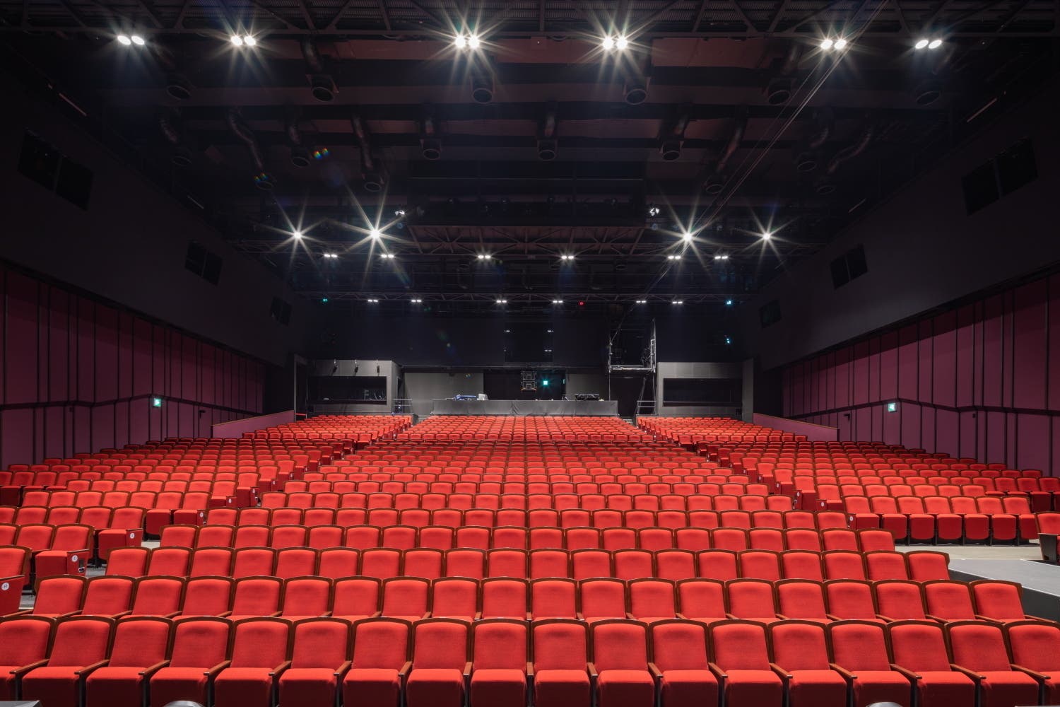 【最寄り駅から徒歩5分】クールジャパンパーク大阪・大ホールのステージのみ。の写真4