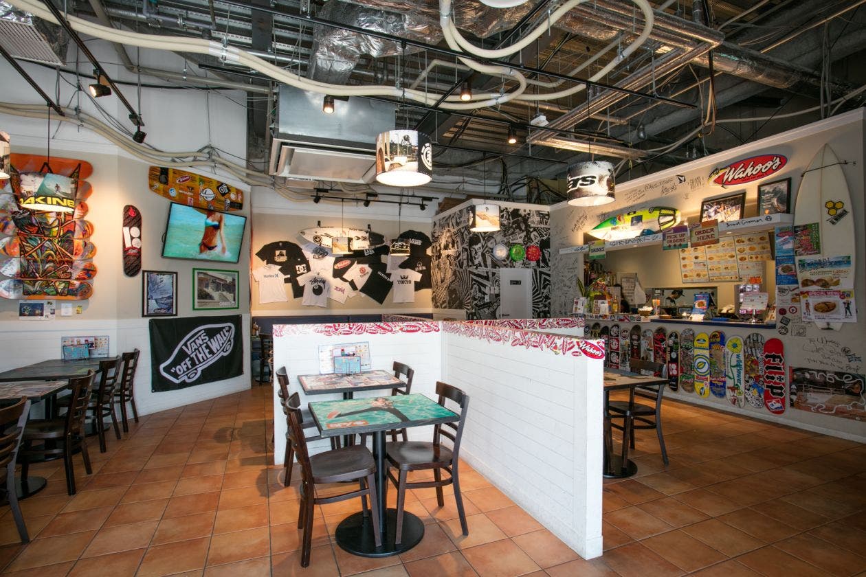 お台場にあるレインボーブリッジからの夜景が望める屋上のスケートパーク。の写真11