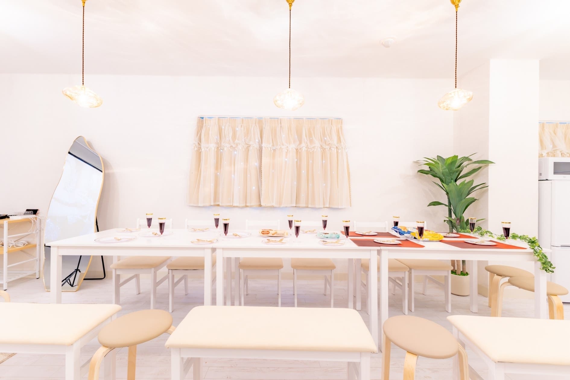 普段とは違う雰囲気で🌿広々空間を貸切🍷24H⭐毎回清掃🧹120㌅大画面プロジェクターで動画・ゲーム🎦スマホ・PC投影💻の写真5