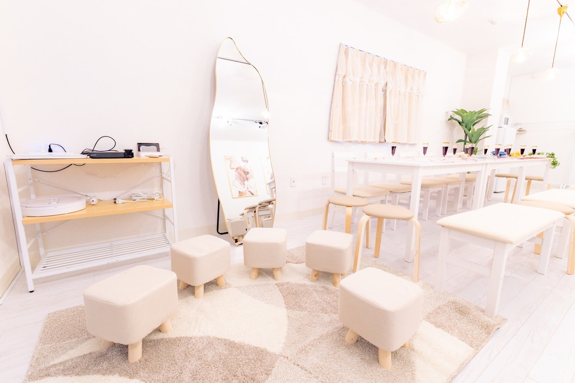 普段とは違う雰囲気で🌿広々空間を貸切🍷24H⭐毎回清掃🧹120㌅大画面プロジェクターで動画・ゲーム🎦スマホ・PC投影💻の写真15