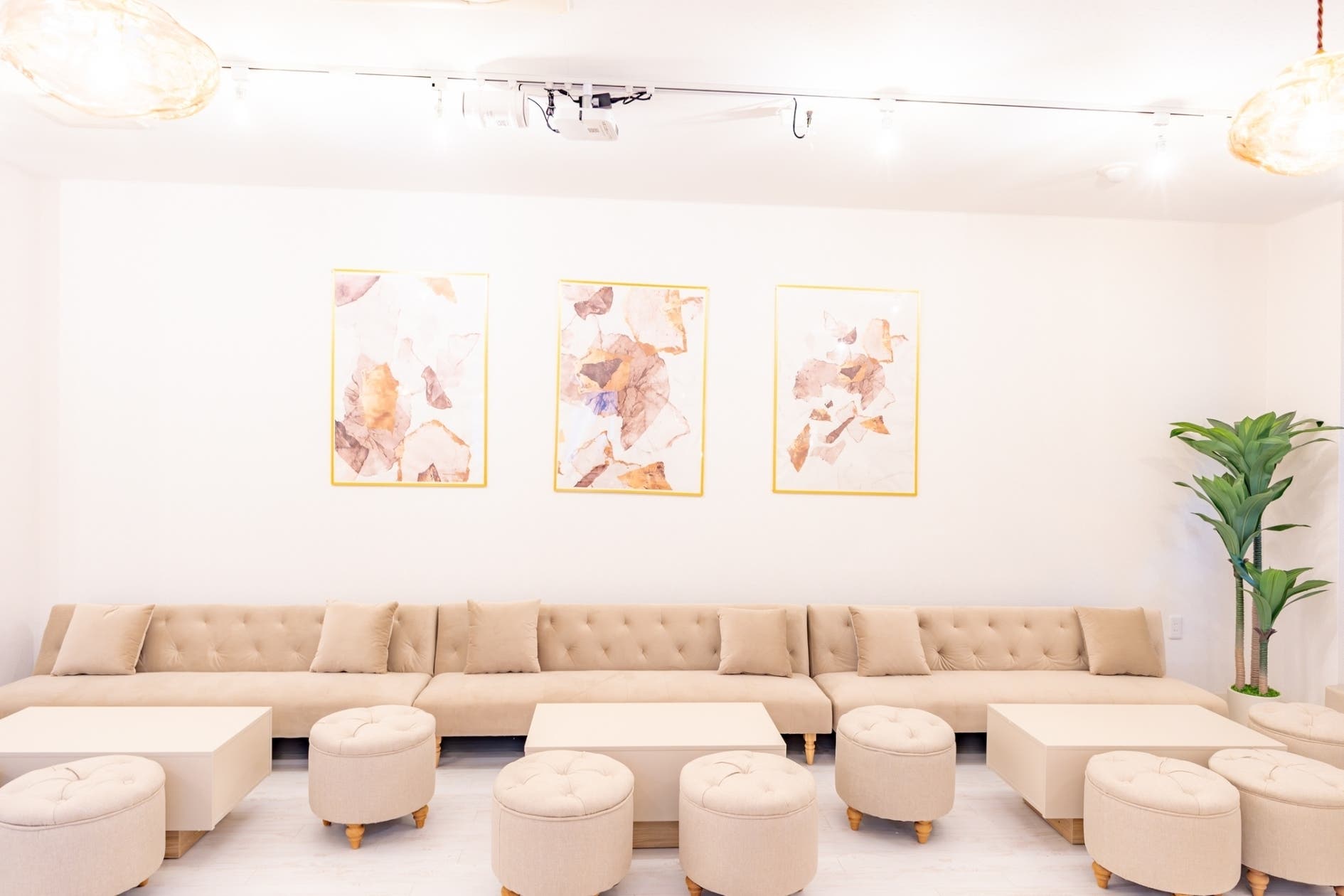 普段とは違う雰囲気で🌿広々空間を貸切🍷24H⭐毎回清掃🧹120㌅大画面プロジェクターで動画・ゲーム🎦スマホ・PC投影💻の写真13