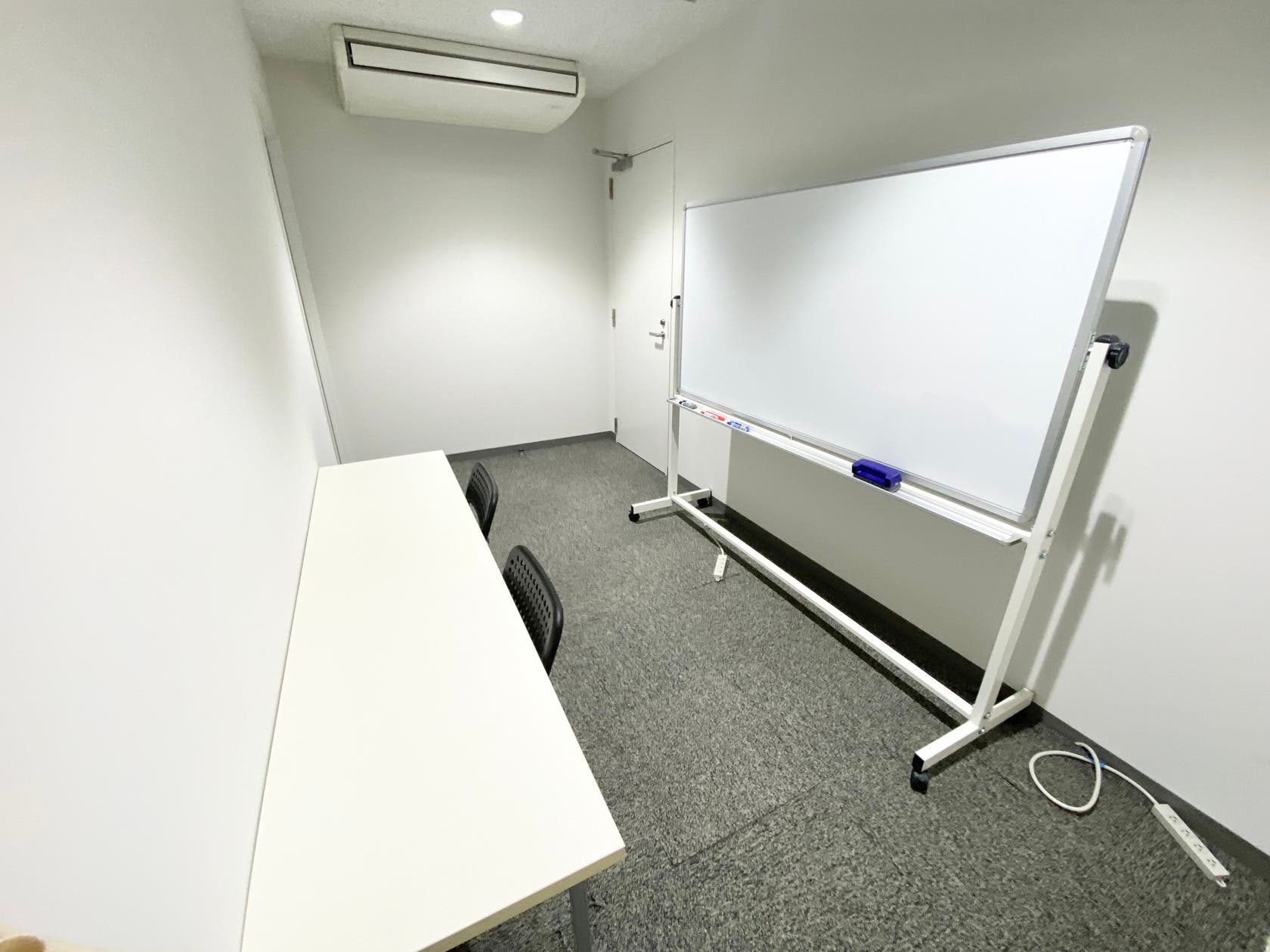 ⭐NEW⭐【六本木一丁目駅徒歩5分】🛜無線Wi-Fi無料✨会議・WEBセミナー・ZOOM快適ビジネス仕様！2階MTGルームC+Dの写真1