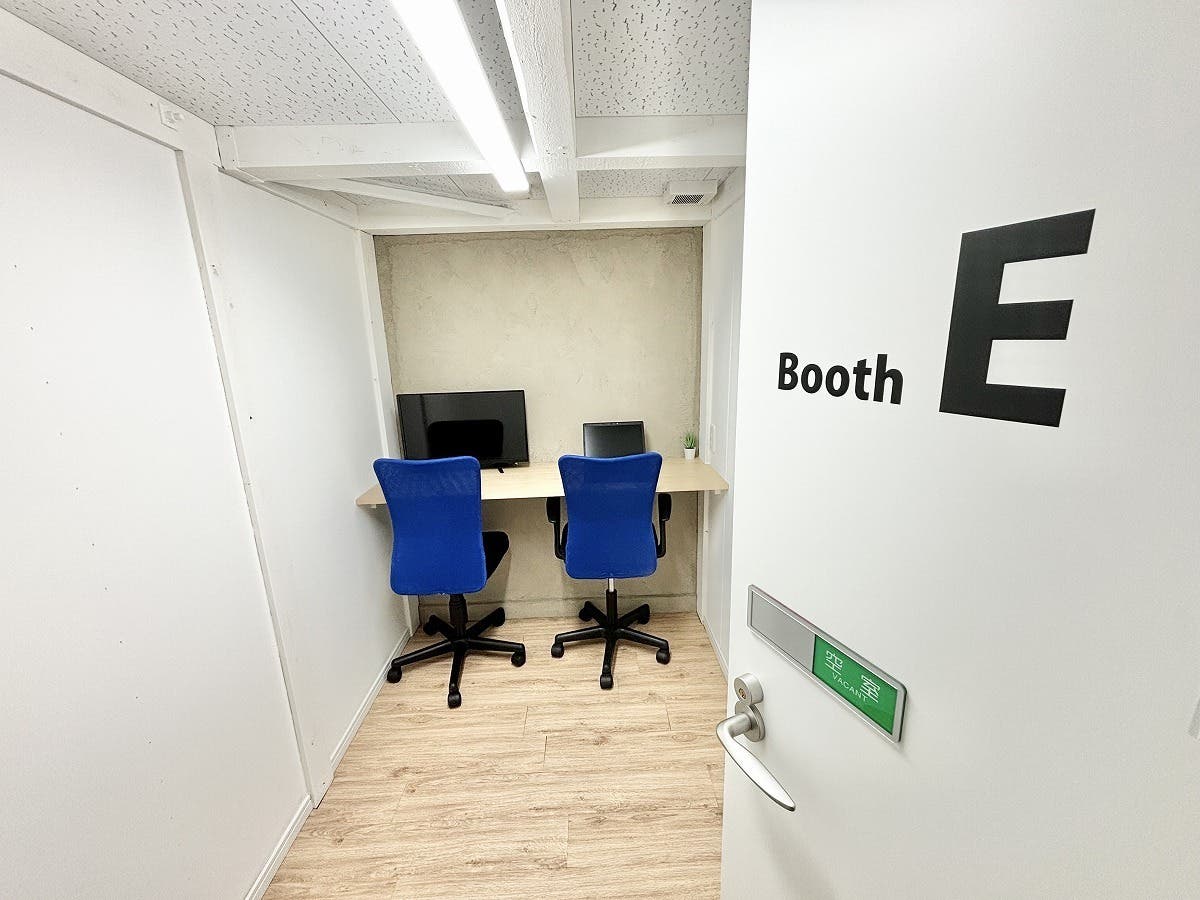 【成田駅から徒歩7分！！駐車場有】モニター付き！完全個室ブースEの写真1