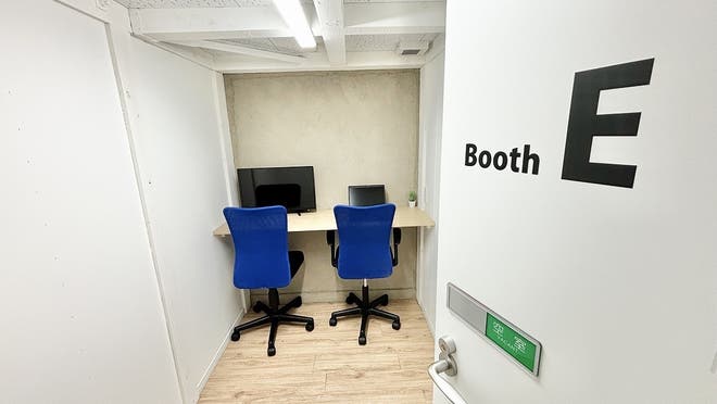 【成田駅から徒歩7分!!駐車場有】モニター付き!完全個室ブースEの写真1