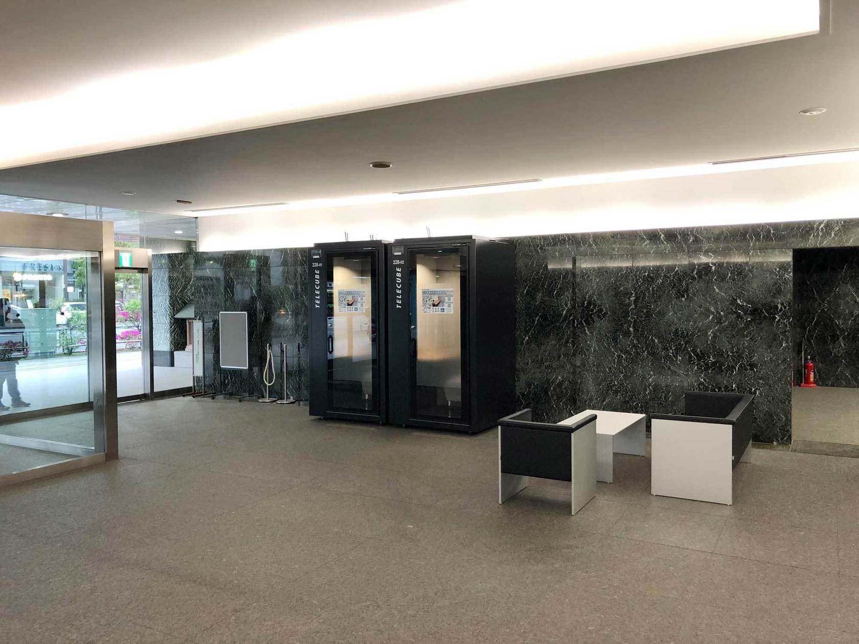 【テレキューブ】佐藤ダイヤビルの個室型ワークブース（228-01）です。視線と音を遮る、プライベートな集中環境。の写真1