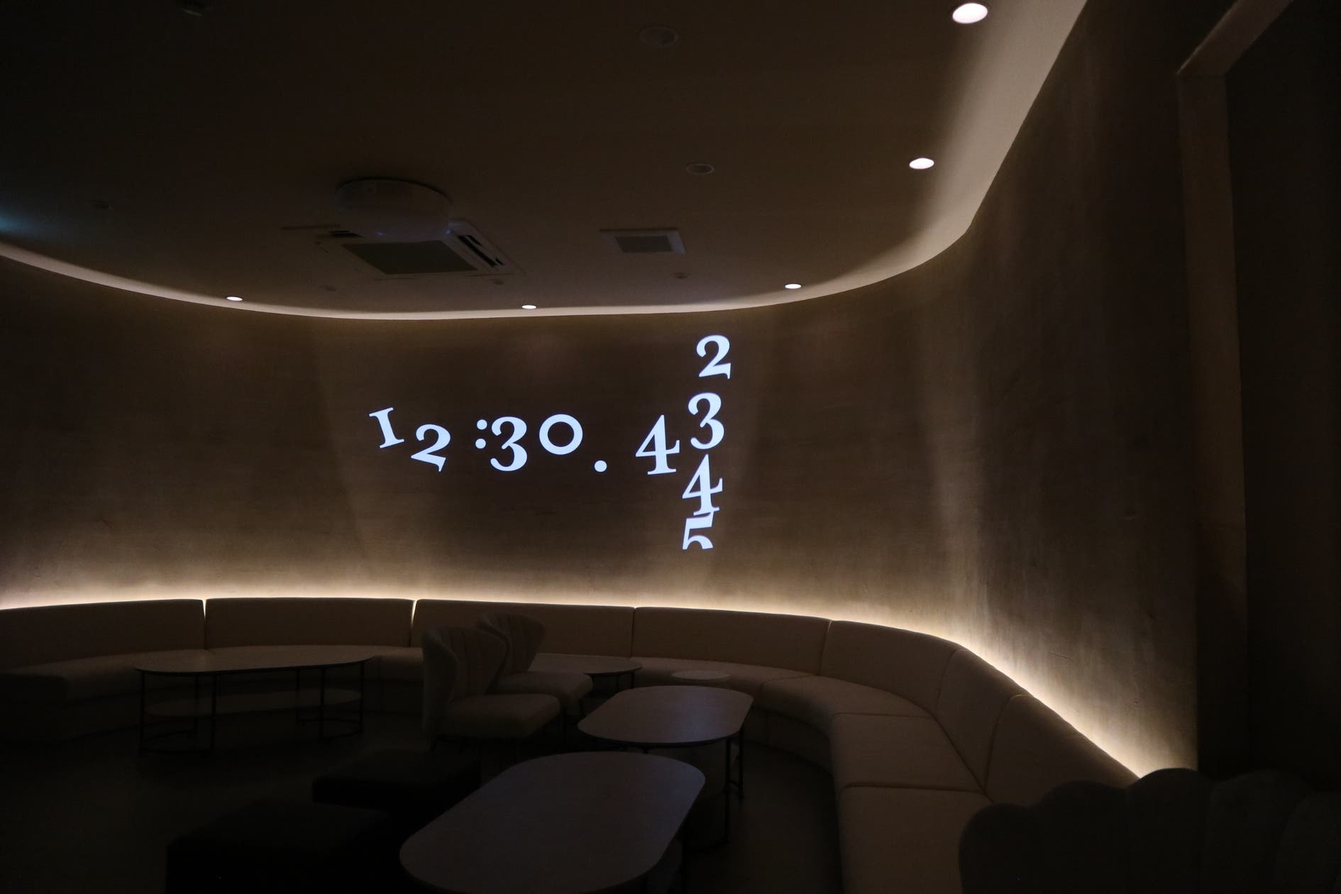 カフェ奥にある秘密基地のような空間の写真1