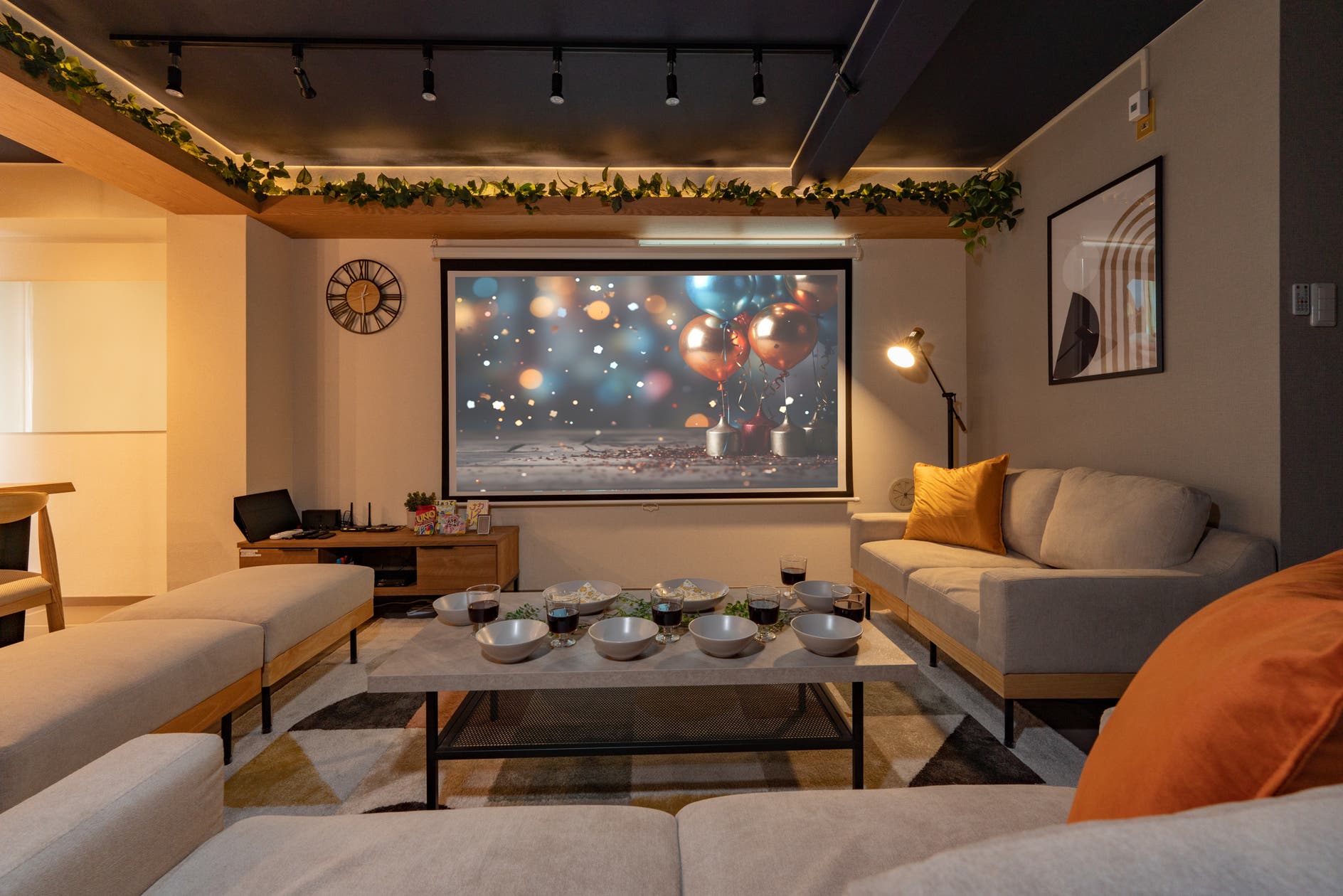 🌸新規オープン割🌸最大50%割引🎊駅徒歩1分🚉超大型スクリーン🎞️24H営業💫鑑賞会📹女子会🍰推し活💞撮影会📸デート👫歓迎会🍺の写真9