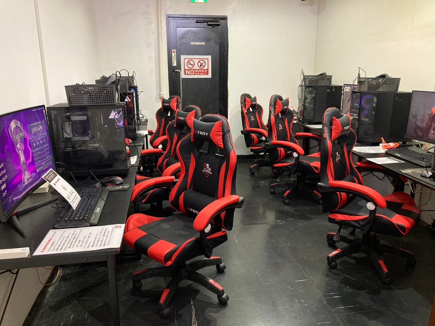 JR柏駅東口から徒歩3分、24時間いつでも使える、ネットカフェ併設のesports施設の写真1